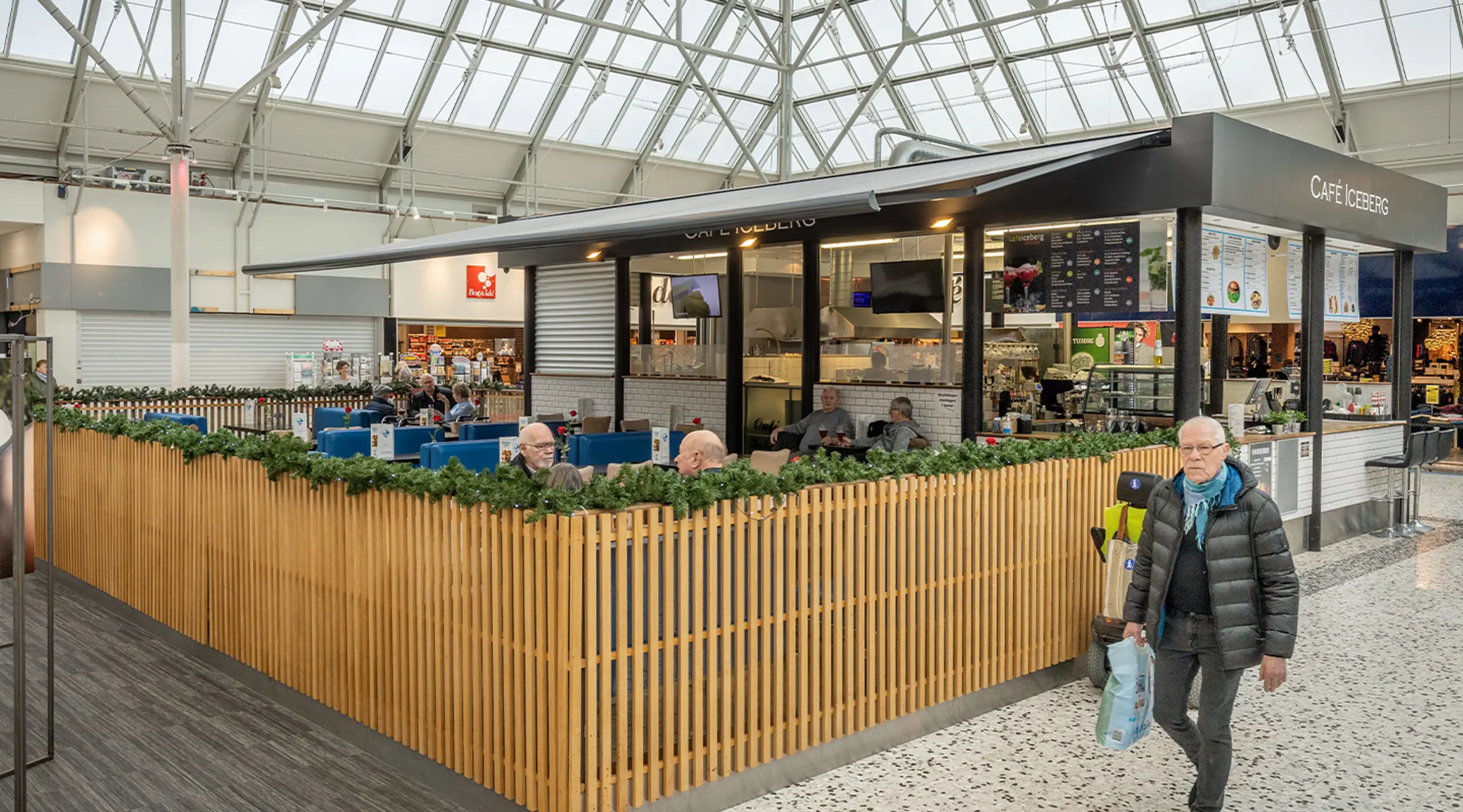 Lækker, traditionel mad på Café Iceberg i WAVES - WAVES Shopping